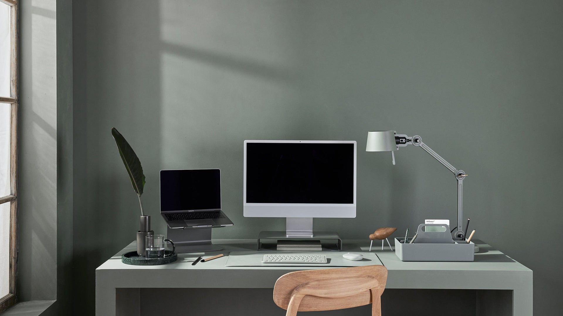 Aptiq design desk accessories in green for a stylish workplace!