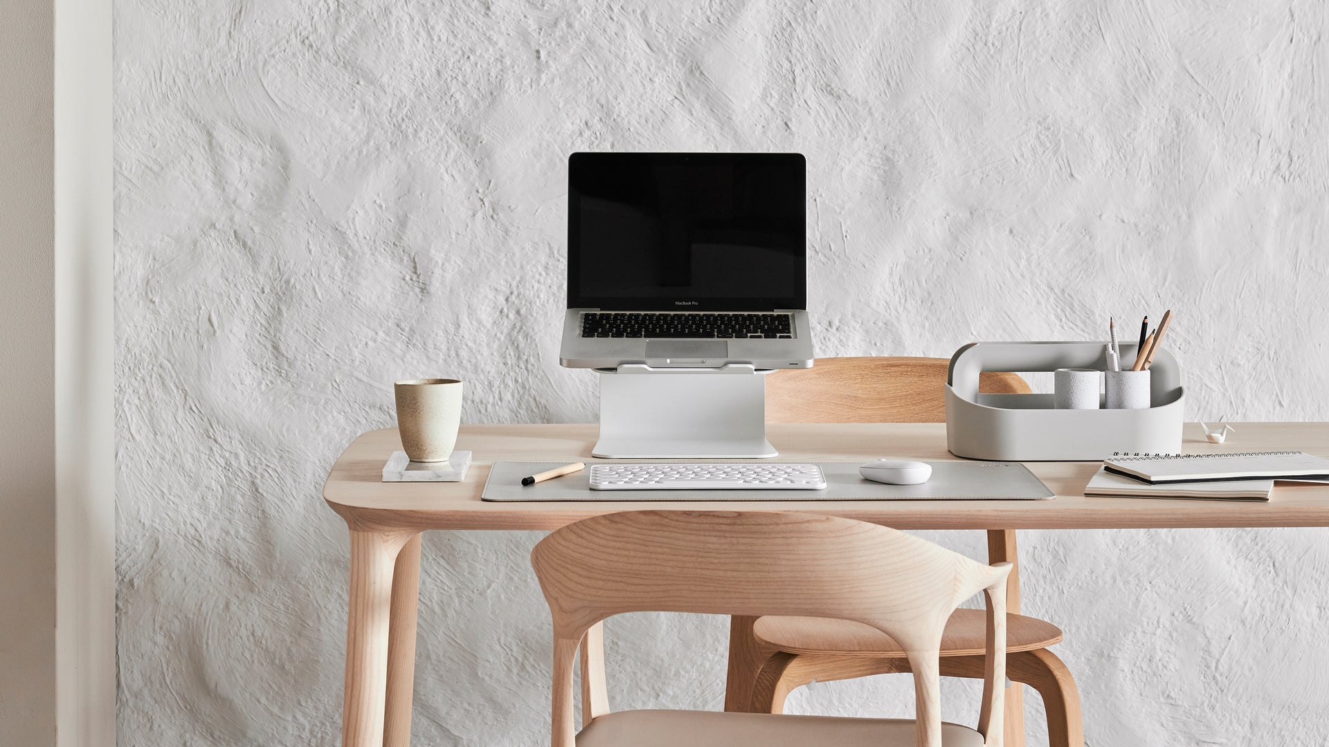 Aptiq design desk accessories in green for a stylish workplace!